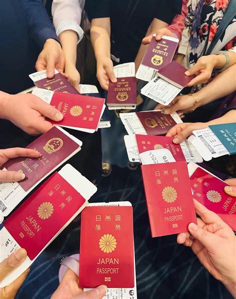 長瀞 on Twitter 很好奇问 1你会选哪一本护照出行 2香港的护照看上去真的土 昨晚上老公跟我说国泰航空飞欧洲线头等