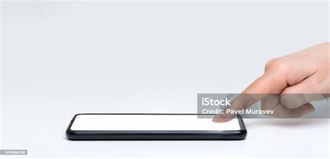 전화 빈 흰색 화면을 두드리는 여성 흰색 테이블에 스마트 폰과 빈 터치 스크린에 손가락으로 여성의 손 여자가 화면을 누르는 컴퓨터 마우스에 대한 스톡 사진 및 기타 이미지