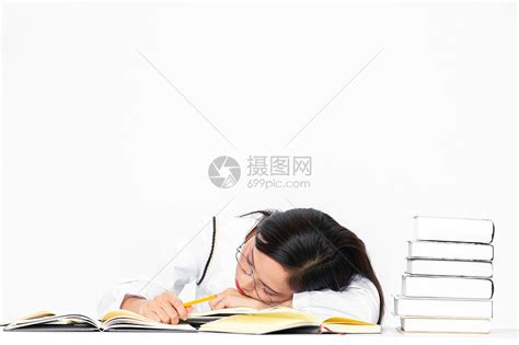 成人教育美女大学生学习困倦高清图片下载 正版图片501539962 摄图网
