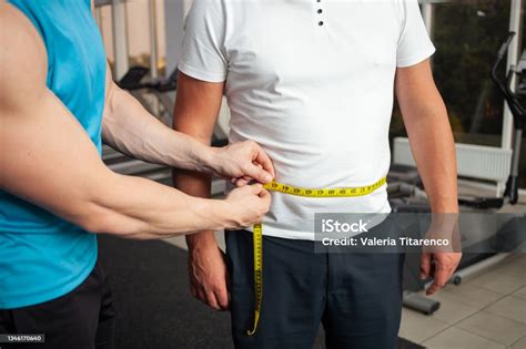 트레이너는 센티미터 테이프로 인치 몸 크기로 측정합니다 체중 감량 결과 체육관에서 클래스 개별 교육 과정 허리 개성 개념에 대한 스톡 사진 및 기타 이미지 Istock