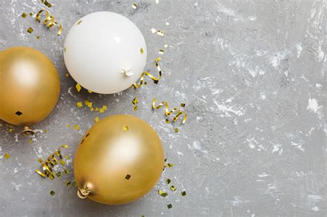 둥근 모양과 색종이의 빠른 공기 풍선 여러 가지 빛깔의 상단 보기배경을 가진 배경 생일 파티 배경 Carnival에 대한 스톡 사진 및 기타 이미지 Istock