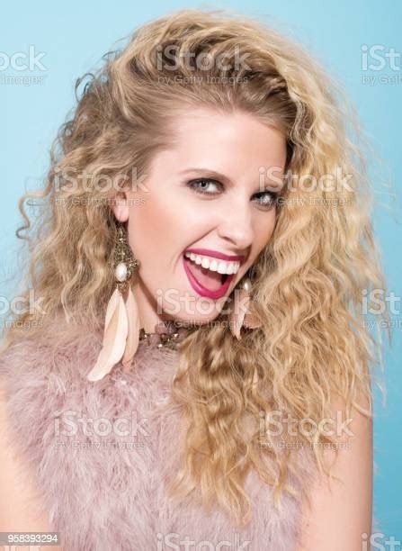 화려한 미소와 젊은 여자의 초상화 긴 웨이브 머리 메이크업입니다 깃털 귀걸이 관능에 대한 스톡 사진 및 기타 이미지 관능 귀여운 금발 머리 Istock