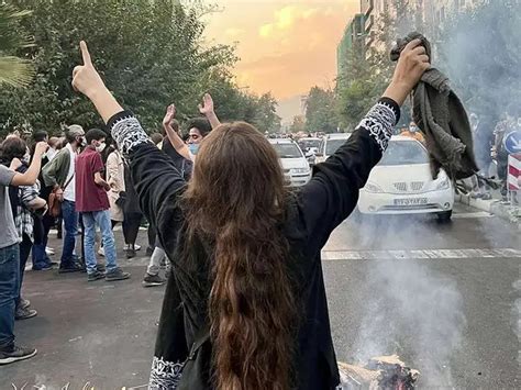 روزنامه گاردین از ابتلای تعدادی از زنان معترض بازداشتی به عفونت به دلیل تجاوز جنسی خبر داد