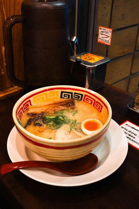 Flavorful 계란 국수 국수 접시 도시 식사 도쿄 도쿄 다이닝 도쿄 레스토랑 도쿄 수프 도쿄도 돼지고기