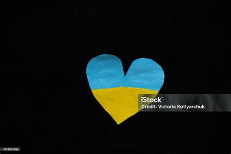검은 배경에 우크라이나의 국기의 노란색 파란색 색상의 종이 심장 평화 롭고 사람들의 자유 Russian Invasion Of Ukraine 2022 2025에 대한 스톡
