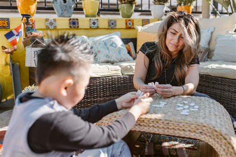 가상 놀이 가정 활동 가정에서의 어린이 활동 가족 가족 시간 각설탕 게임 관계 교육 그리는 그림 긍정적 인 분위기 기타 노는 시간 노란색 배경