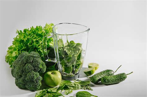 블렌더에 그린 스무디를 위한 재료 시금치와 녹색 채소로 건강 한 식품 개념 채식 요리 0명에 대한 스톡 사진 및 기타 이미지