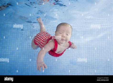 Une Nouvelle Fille Dans Un Maillot De Bain Rouge Apprend à Plonger Dans