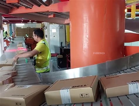 Tote Carrying Conveyors Belt And Roller Nido Automation