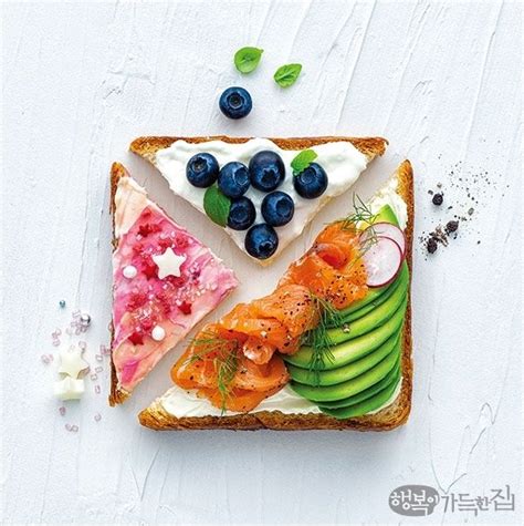 식빵 한 조각을 접시 삼아 이것저것 올려 먹는 오픈 토스트 무엇을 올리느냐에 따라 생각지도 못한 맛의 세계가 열린다 고기와 채소를 듬뿍 올려 한 끼 식사로 손색없는