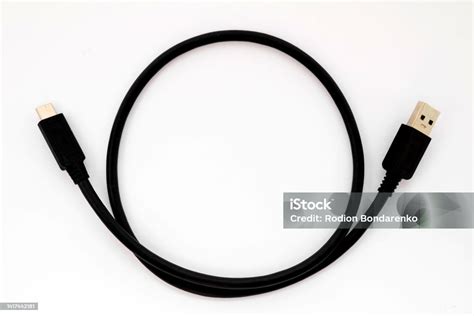 검은 Usb 케이블과 Usb 유형 C는 흰색 배경에 닫힙니다 Usb 케이블에 대한 스톡 사진 및 기타 이미지 Usb 케이블 휴대전화 0명 Istock