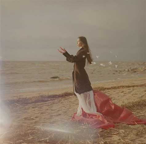 Фото Девушка в длинном платье на пляже