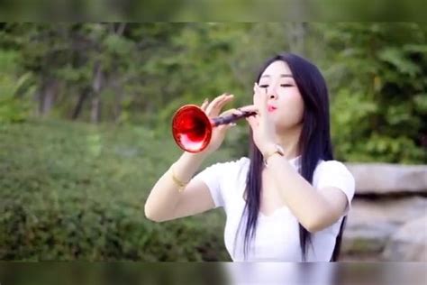 才艺美女，唢呐演奏经典老歌，谁还记得歌名？唢呐经典歌名