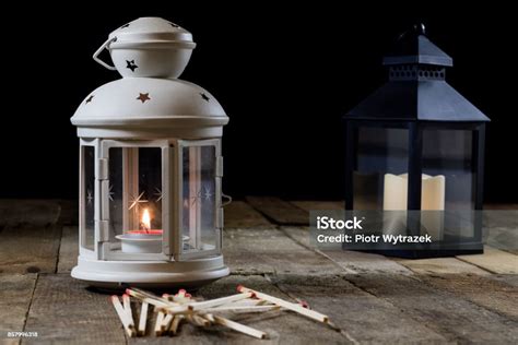 나무 테이블에 두 개의 작은 초 롱 오래 된 Latarence에 촛불이 나무 테이블입니다 검은 배경 0명에 대한 스톡 사진 및 기타 이미지 Istock