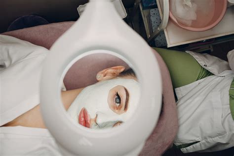 뷰티 스파 돋보기에서 얼굴에 점토 마스크를 적용하는 젊은 여성 20 24세에 대한 스톡 사진 및 기타 이미지 20 24세 가까운 건강관리와 의술 Istock