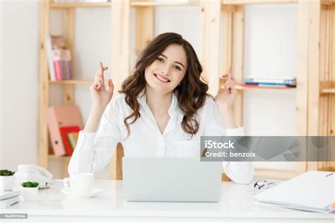 사무실 책상에 앉아서 손가락을 들고 행복 한 젊은 백인 비즈니스 여자의 초상화 건너 고립 된 흰색 배경 귀여운에 대한 스톡 사진