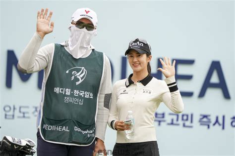 [포토]이세희 반가운 손 인사 전자신문