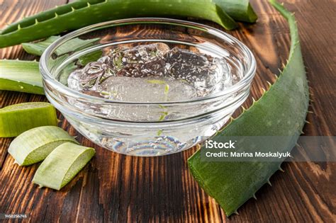 얼굴과 몸의 젊고 기름진 문제 피부를 관리하기위한 천연 알로에 베라 젤이 든 유리 그릇 유기농 화장품 나무 배경입니다 가꿔주기에 대한 스톡 사진 및 기타 이미지 Istock