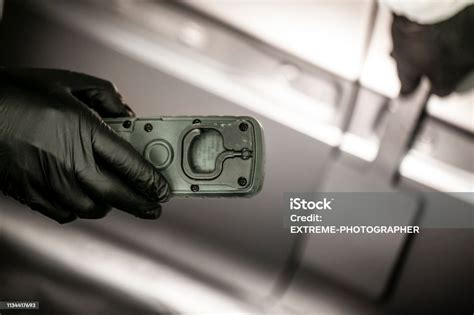 페인팅 부스에서 채색 된 자동차 세그먼트와 색상을 일치 시키면서 색상 견본 견본에 빛을 비추는 검사 보기에 대한 스톡 사진 및 기타 이미지 Istock