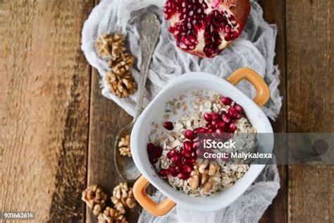 조식 소박한 자연 나무 바탕에 호두와 석류 그 라 놀라 건강 하 고 높은탄소 영양의 개념 0명에 대한 스톡 사진 및 기타 이미지 Istock