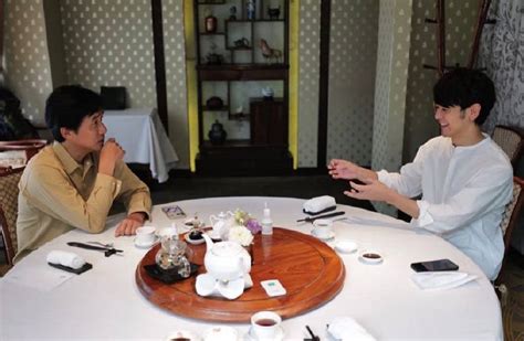 梁朝伟与妻夫木聪以茶会友 二人穿着休闲不显老 搜狐大视野 搜狐新闻