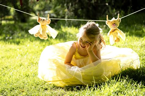 노란 드레스를 입고 웃는 소녀 매달려 있는 테디 베어와 함께 풀밭에 누워 4 5세에 대한 스톡 사진 및 기타 이미지 4 5세