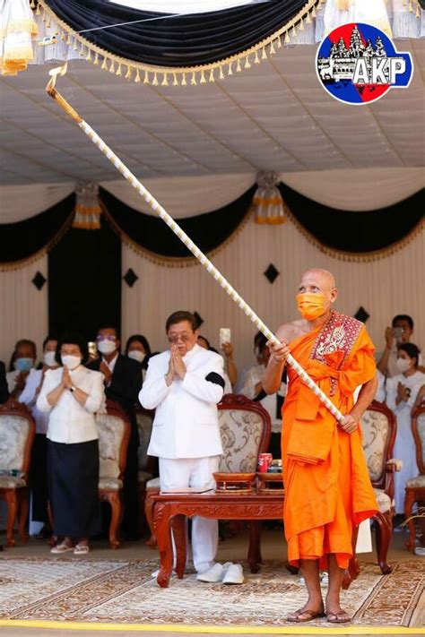 សម្តេចព្រះវ័នរ័ត ណយ ច្រឹក និមន្តប្រទានភ្លើងបូជាសព មហាឧបាសិកា ពេន យុត ក្រសួងព័ត៌មាន