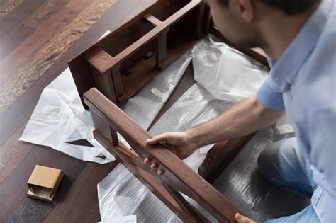 나무 테이블의 부품을 조립하는 젊은 핸디 맨을 자른 모습 30 34세에 대한 스톡 사진 및 기타 이미지 30 34세 Diy 가구 Istock