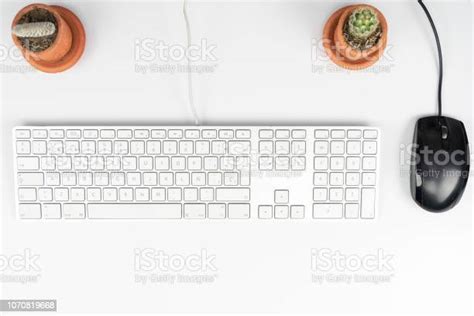 블로그를 작성 하는 노트북 남자 집에서 작업 키보드에 입력합니다 프로그래머 또는 컴퓨터 해커 경영자에 대한 스톡 사진 및 기타 이미지 Istock