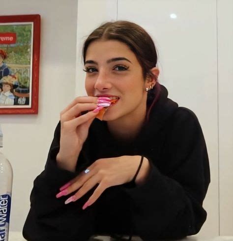 𝙲𝙷𝙰𝚁𝙻𝙸 𝚂𝙼𝙸𝙻𝙴 𝚂𝙾 𝙲𝚄𝚃𝙴 ♡︎ Famosos Fotos De Chicas Normales Celebridades