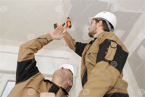Hombres Perforando El Techo Imagen De Archivo Imagen De Carpintero Aprendizaje 289039353