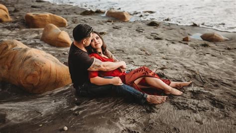 This Couple Met Right Before Taking These Sexy Beach Photos Ps Love