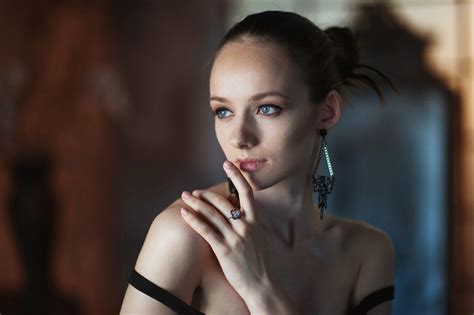 Рыжеволосая девушка делает селфи на природе осенью · бесплатная фотография от Arashilkis