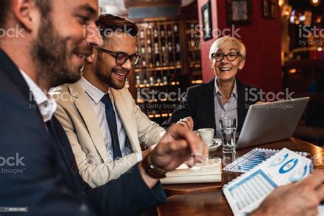 사무실 식당에서 젊은 동료들과 회의를 하는 선임 사업가 3 명에 대한 스톡 사진 및 기타 이미지 3 명 경영자 기업 비즈니스 Istock