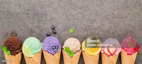 다크 스톤 배경에 플랫 레이 아이스크림 콘 컬렉션 빈 바삭한 아이스크림 콘과 과자 메뉴 디자인을 위한 복사 공간 거품 내기에 대한 스톡 사진 및 기타 이미지 Istock