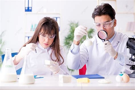 اثنان مختبر طبيب اختبار المنتجات الغذائية صورة الخلفية والصورة للتنزيل