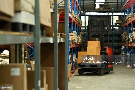 골판지 상자가 있는 선반으로 가득 찬 대형 물류 유통 창고에 지게차 주차장이 있습니다 상자에 대한 스톡 사진 및 기타 이미지 상자 가득 찬 창고 Istock