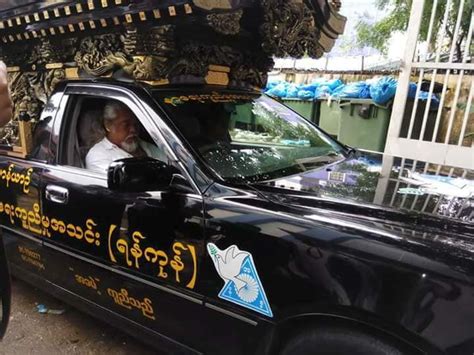 ဦးရဲလြင္၏႐ုပ္အေလာင္းကို ဦးေက်ာ္သူဦးေဆာင္၍ ေရေ၀းသုႆန္ ပို႔ေဆာင္ ဓာတ္ပံု