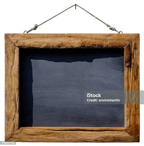 오래 된 자연 풍 화 티크 나무 액자 칠판 흰색 배경에 대 한 오래 된 밧줄에 의해 오래 된 녹슨 못에서 중단 흰색 클리핑 패스에 고립 되어 있습니다 0명에 대한 스톡 사진