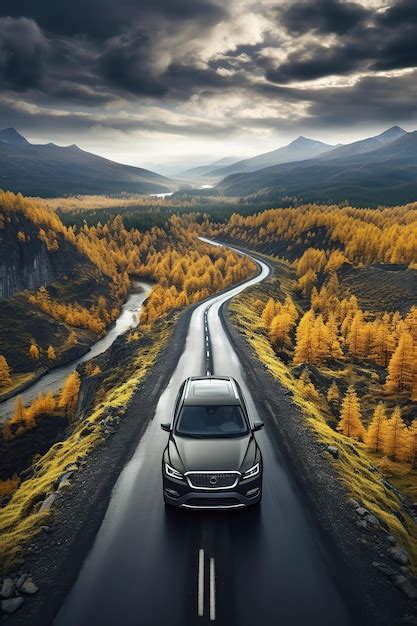 Passeios De Carro Na Estrada Na Natureza Com Montanhas E Florestas No Outono Em Uma Viagem Vista