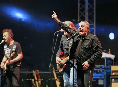 Hrvaški Pevec Aki Rahimovski V 65 Letu S Slovenko Barbaro Dobil Hčerko