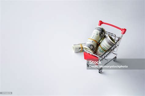 돈 개념 부드러운 초점과 백그라운드에서 빛을 통해 흰색 테이블에 달러 지폐 개념에 대한 스톡 사진 및 기타 이미지 개념 경제 구매 Istock