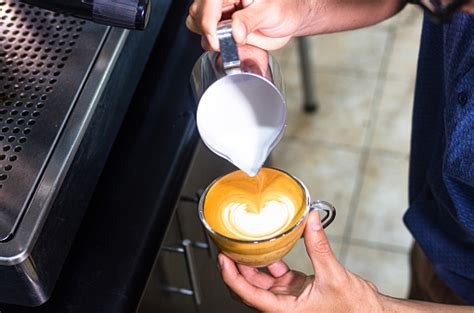 라떼 나 카푸치노 커피를 만드는 바리스타의 손 라떼 예술을 만드는 우유를 붓는 구이에 대한 스톡 사진 및 기타 이미지 구이