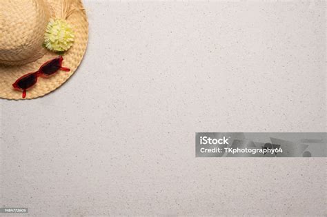 여름 해변 휴가 컨셉으로 자유로운 텍스트 공간을 즐길 수 있다 평면도 고운 모래 배경에 왼쪽 상단 모서리에 여성 밀짚모자와 선글라스가 있는 평면 레이아웃 0명에 대한 스톡
