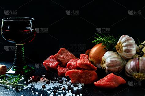 炖牛肉的主要原料准备得很诱人