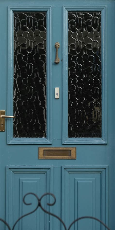 두 개의 유리 패널과 금속 손잡이가 있는 파란색 문 사진 Unsplash의 무료 로우스토프트 이미지