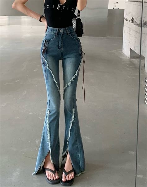 กางเกงยีนส์ขาม้าผ้ายืด แต่งผ่าหน้าปลายขากางเกง ฉีก2ข้าง แต่งเชือก ผู้ด้านข้างตรงกระเป๋า สองข้าง