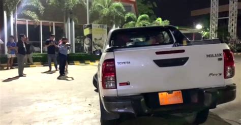 រថយន្ត Hilux Revo បេីកបញ្ច្រាសទិសទៅបុករថយន្ត Ford Ranger ពេញទំហឹងបណ្ដាលឱ្យរងរបួសធ្ងន់ម្នាក់