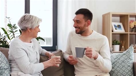 Создать мем мать и взрослый сын мать и взрослый сын беседуют мать и