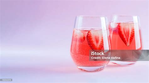 스파클링 와인 딸기 샴페인 잔에 얼음 조각을 곁들인 쿨링 딸기 상그리아 2잔 상쾌한 여름 알코올 칵테일 음료 레모네이드 또는 아이스 티 텍스트 공간 복사 0명에 대한 스톡